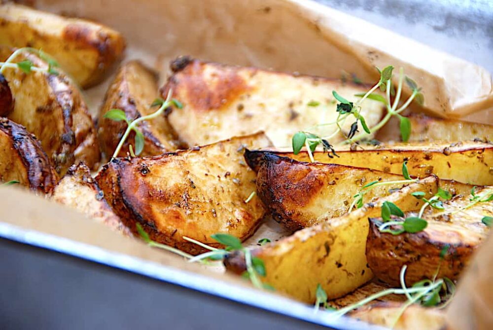 Timiankartofler opskrift: Små kartofler med timian i ovn - Madens Verden