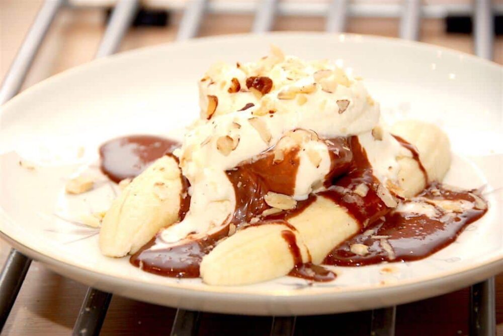 Bananasplit (nem og klassisk dessert med is og banan)