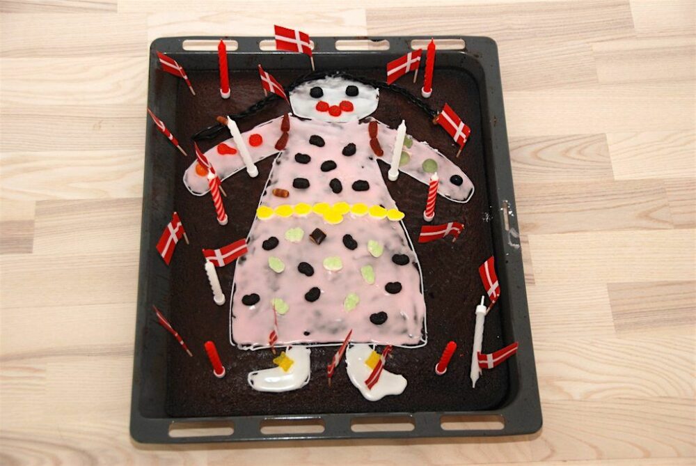 Kagemand af chokoladekage i bradepande