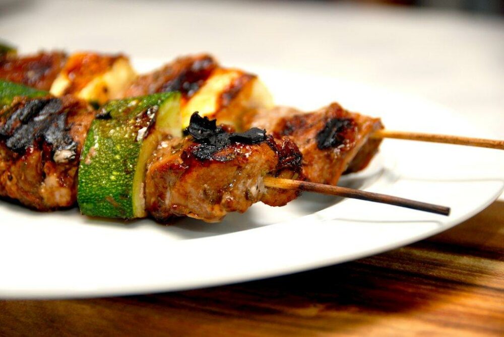 Kofta på spyd (nem opskrift på grillet köfte kebab) - Madens Verden