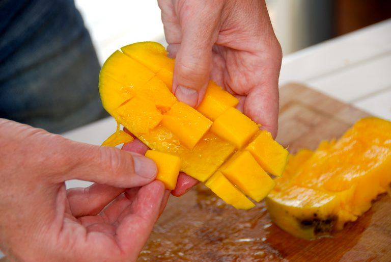 Mango udskæring - sådan deler du nemt en mangofrugt