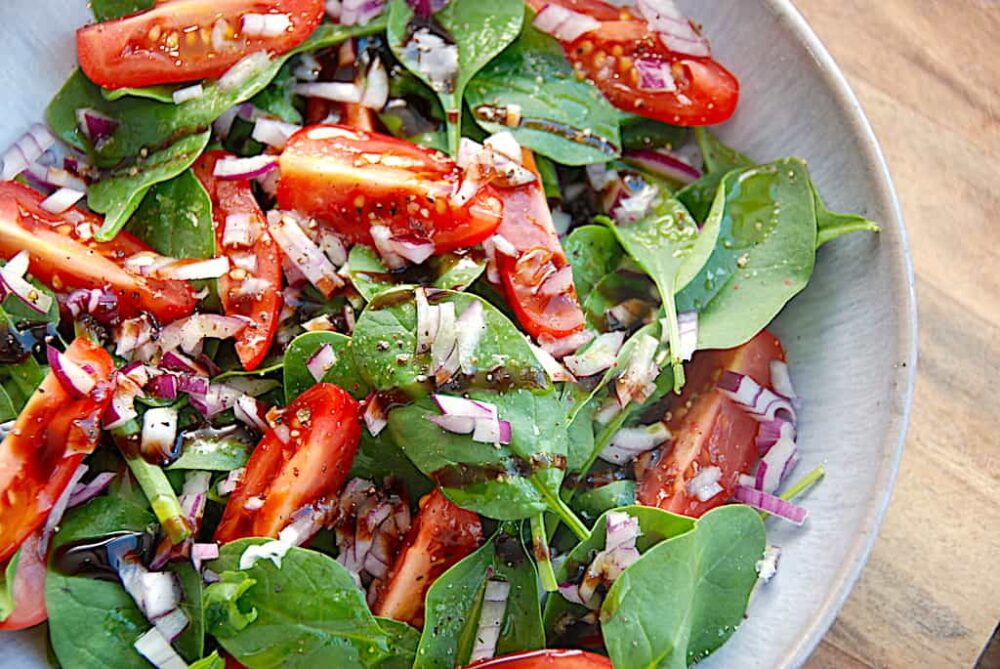 Caprese salat - Opskrift på nem italiensk forret - Madens Verden