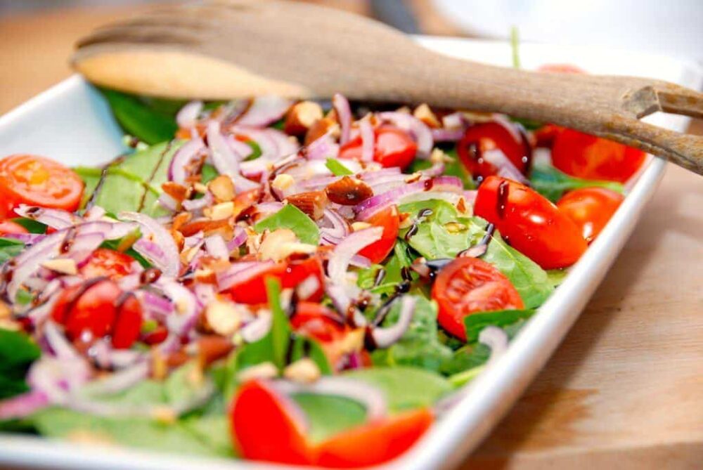 Salat med spinat og tomat samt lækre, sprøde mandler