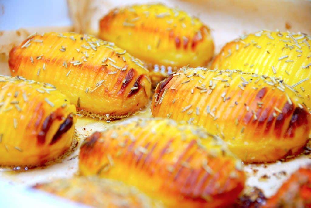 Hjemmelavede hasselback kartofler med smør - Madens Verden Hjemmelavede hasselback kartofler med smør - Madens Verden