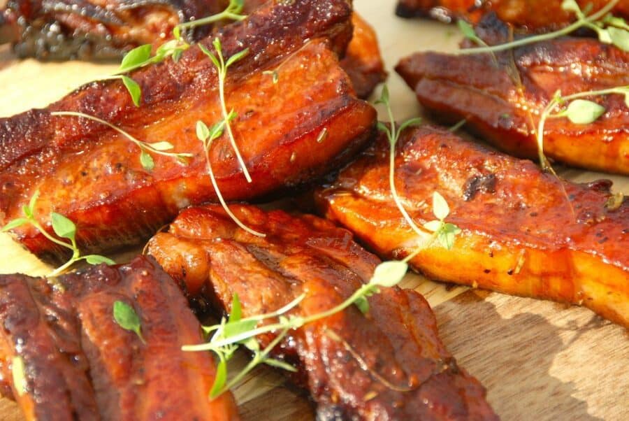 Spareribs opskrift - glaseret stegeflæsk - sticky ribs - Madens Verden