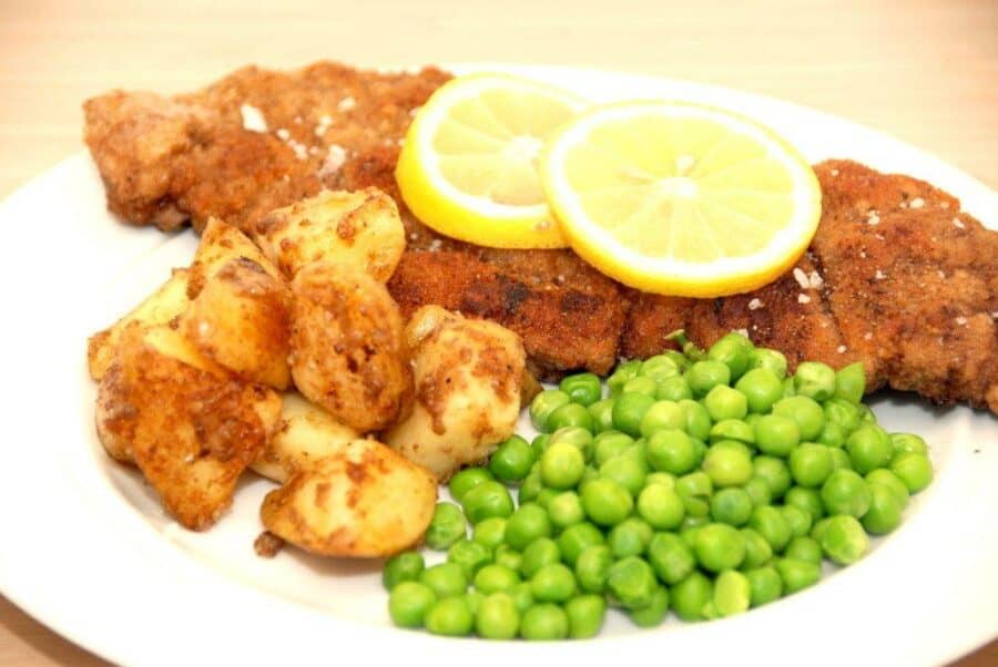 Skinkeschnitzel med råstegte kartofler og ærter - Madens Verden