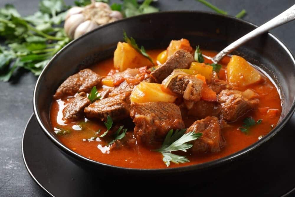 Lækker gullasch med kartoffelmos