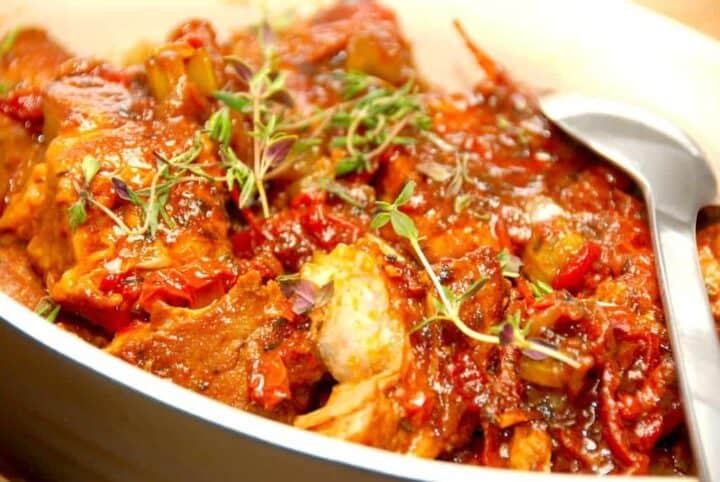 Klassisk mørbradgryde med ris, bacon og cocktailpølser - Madens Verden