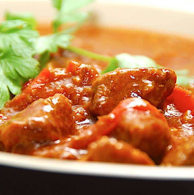 Gullasch med kartoffelmos - klassisk opskrift på gullash