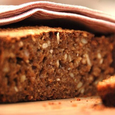 Hjemmebagt rugbrød med surdej og kerner