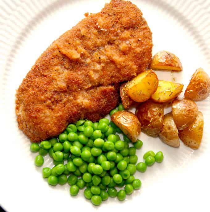 Skinkeschnitzel med råstegte kartofler og ærter