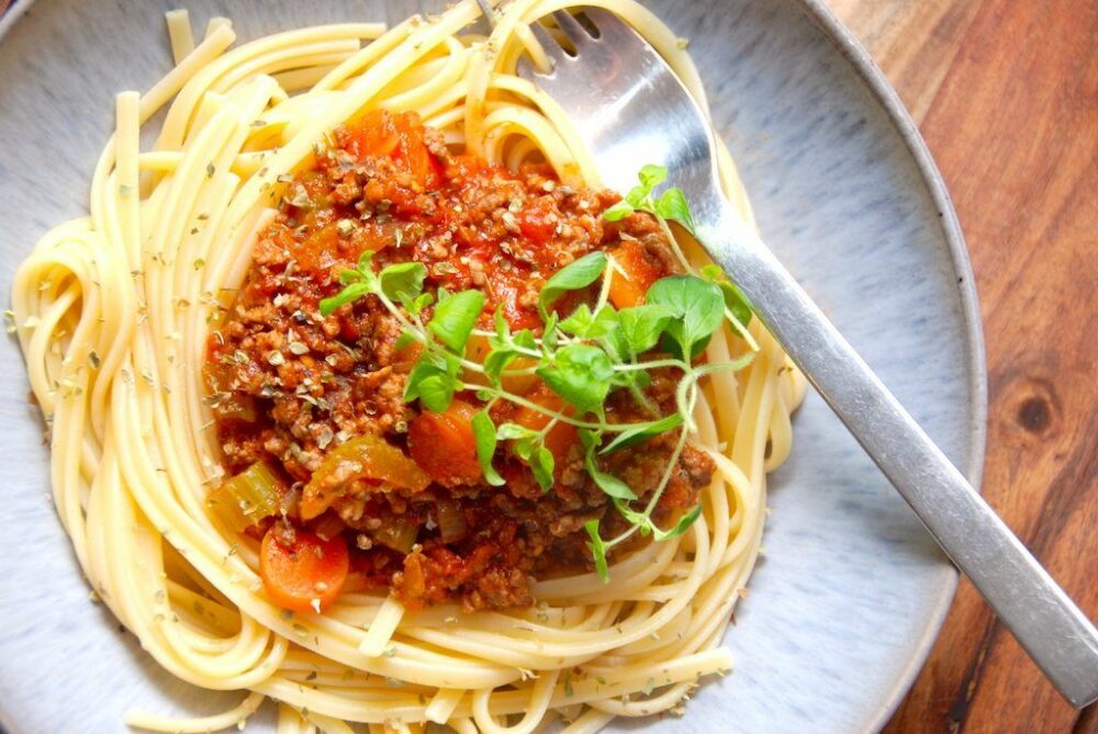 Spaghetti med bacon og cremet flødesauce