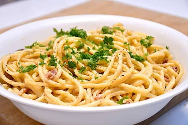 Spaghetti med bacon og cremet flødesauce - Madens Verden