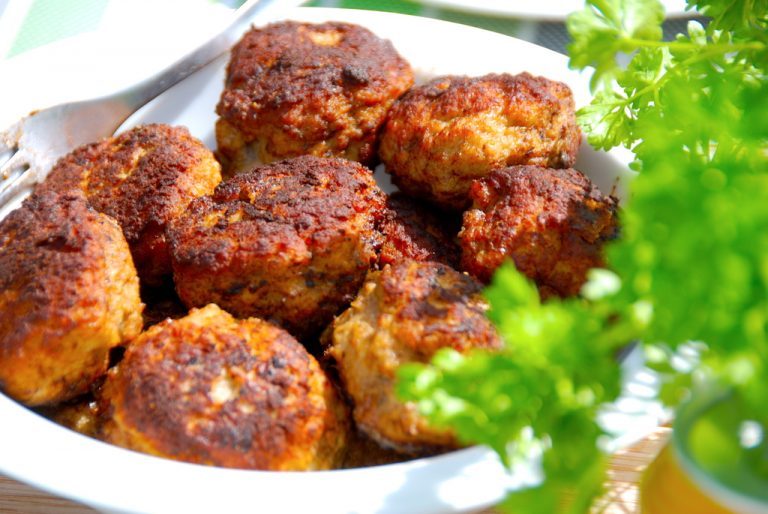 Frikadeller - Slagterens opskrift på gammeldags frikadellefars