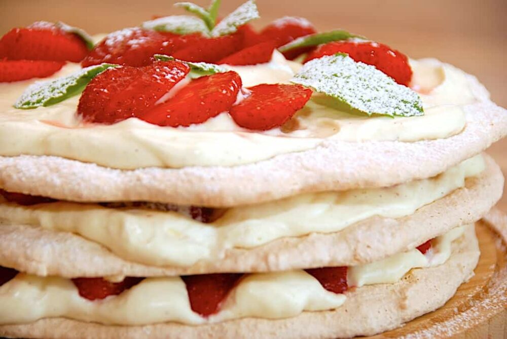 Nem opskrift på fragilité med flødecreme og jordbær