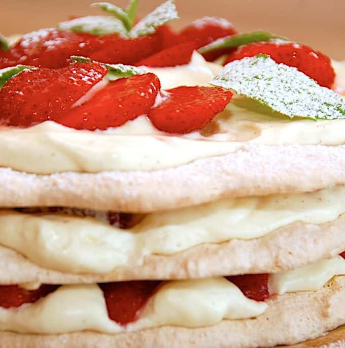 Nem opskrift på fragilité med flødecreme og jordbær