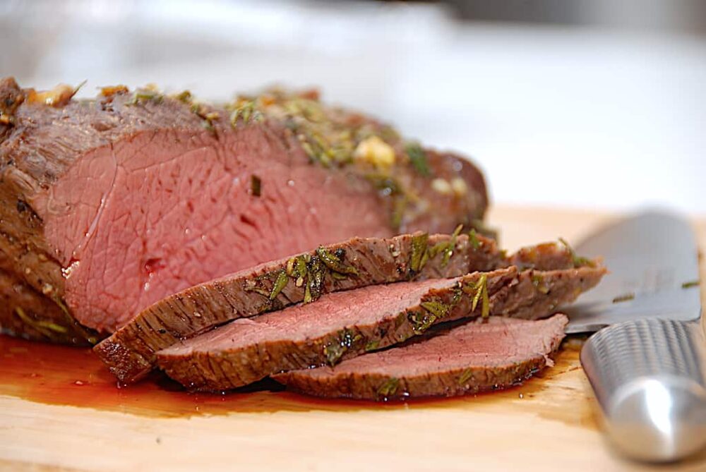 Langtidsstegt kalveculotte med hvidløg og timian