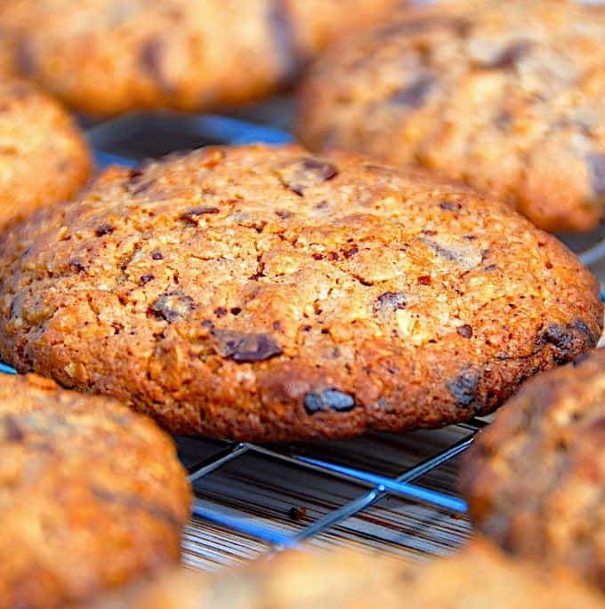 Nemme cookies med havregryn og chokolade