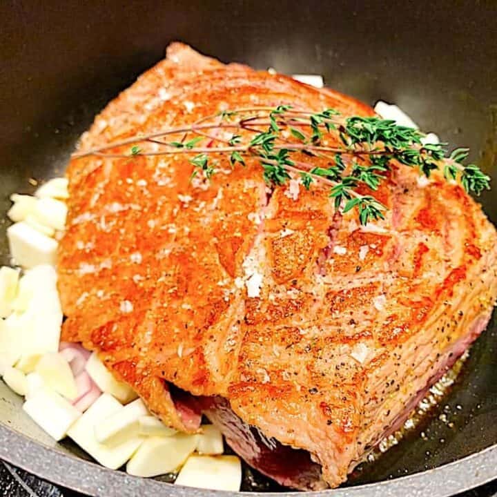 Sådan laver du grydestegt kalveculotte med god sovs