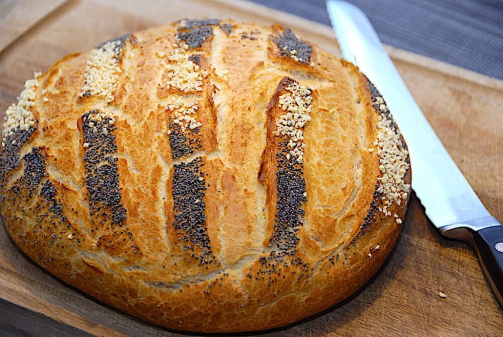 Hjemmebagt rugbrød med surdej og kerner - Madens Verden