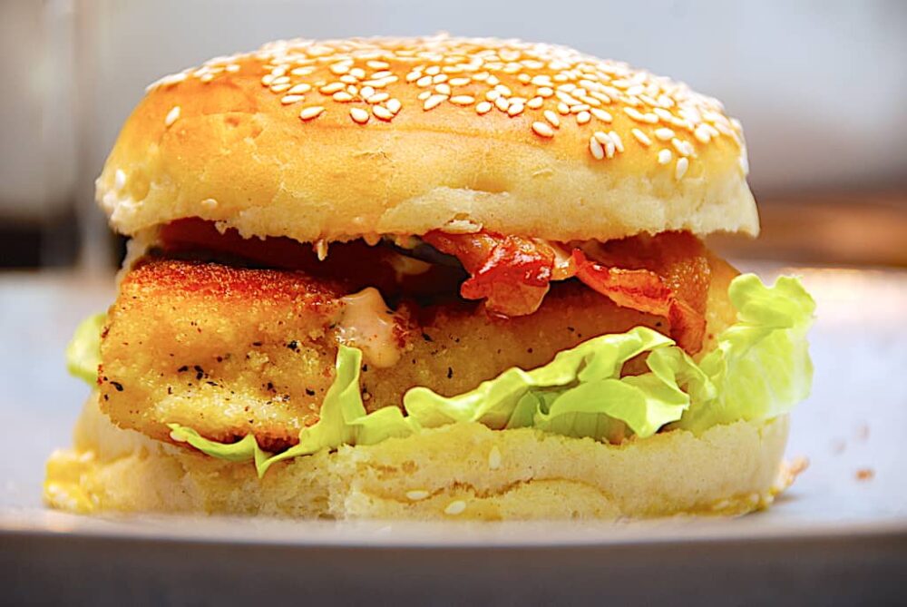 Hjemmelavet kyllingeburger med paneret kylling