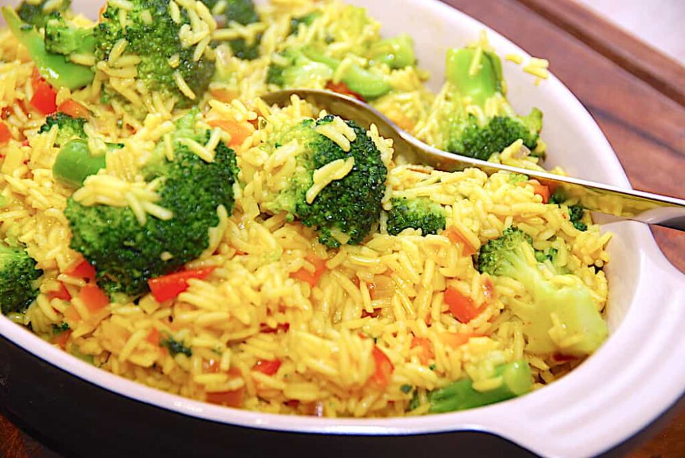 Basmati ris i bouillon med karry og broccoli