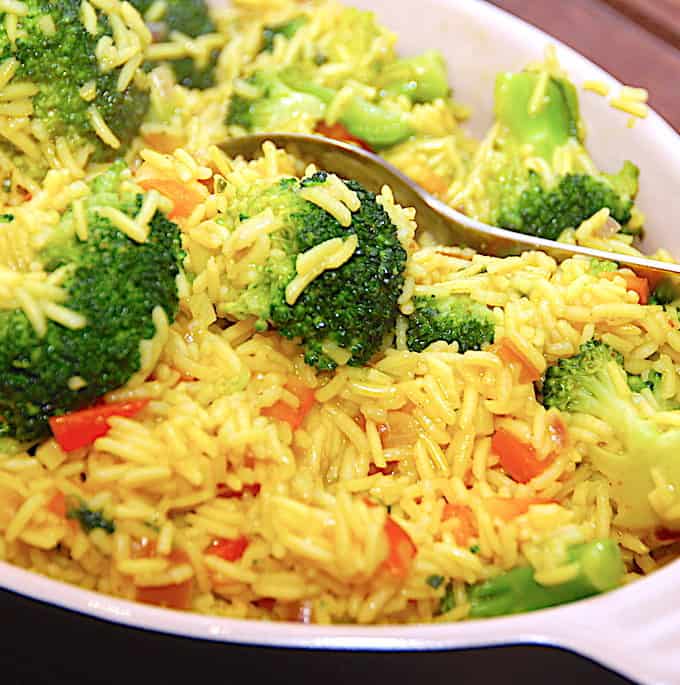 Basmati ris i bouillon med karry og broccoli