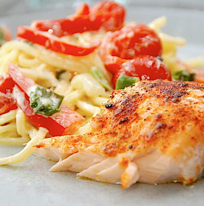 Grøn pasta med laks og ærter