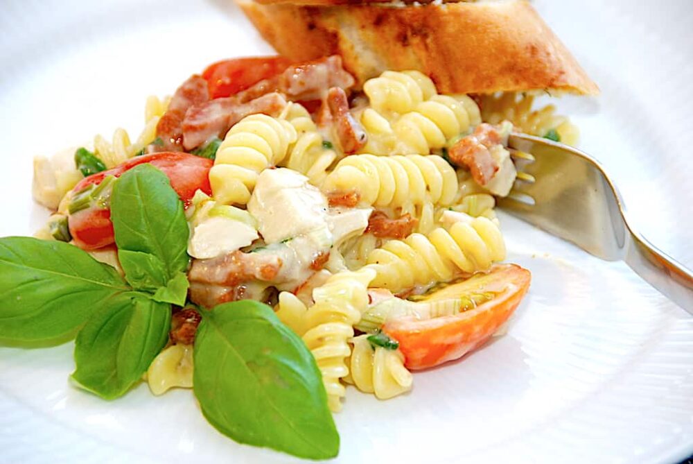 Kylling og pasta i tomatflødesovs