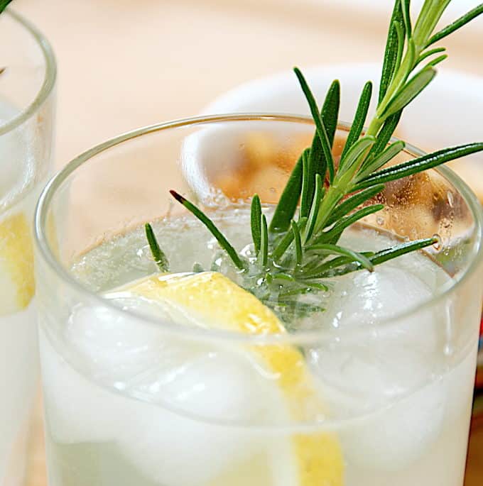 Tom Collins - opskrift på drink med gin og danskvand