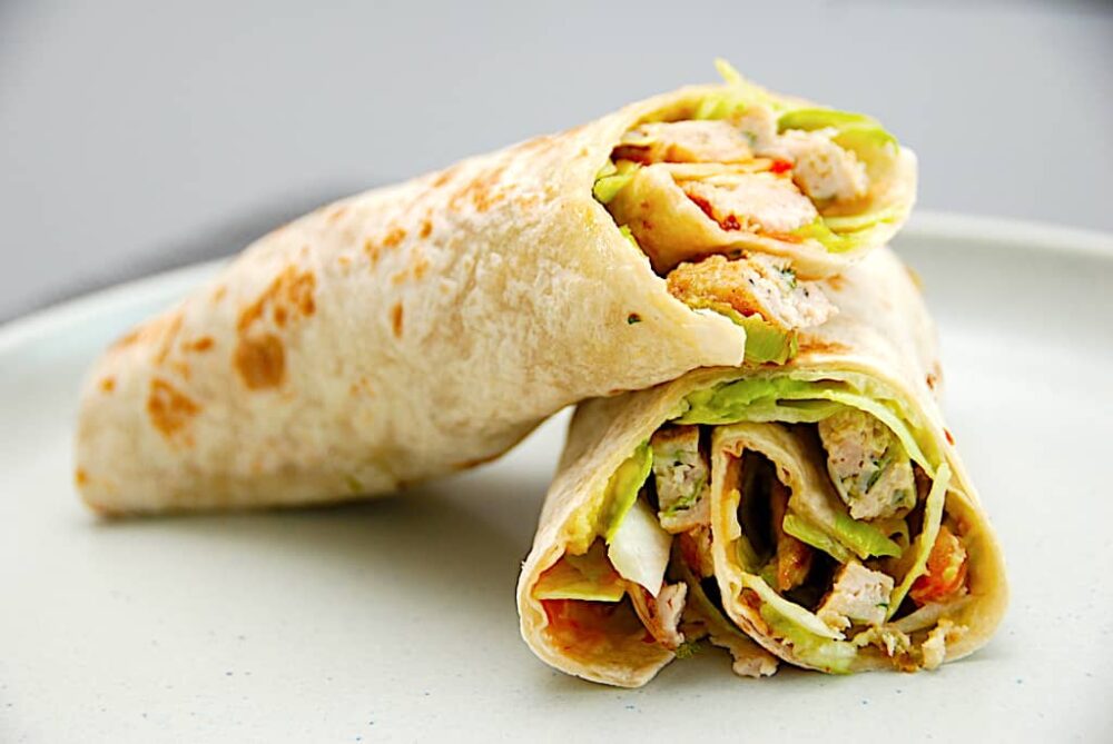 Nemme wraps med kylling og spidskål