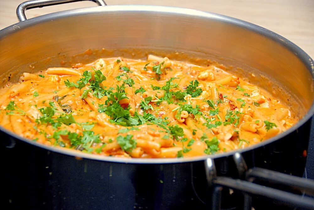 Kylling og pasta i tomatflødesovs