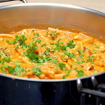 Kylling og pasta i tomatflødesovs