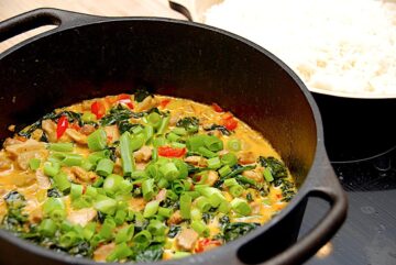 Svinebryst med spinat og ris - nem ret med svinekød