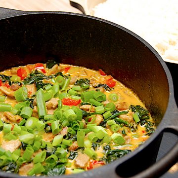 Svinebryst med spinat og ris - nem ret med svinekød