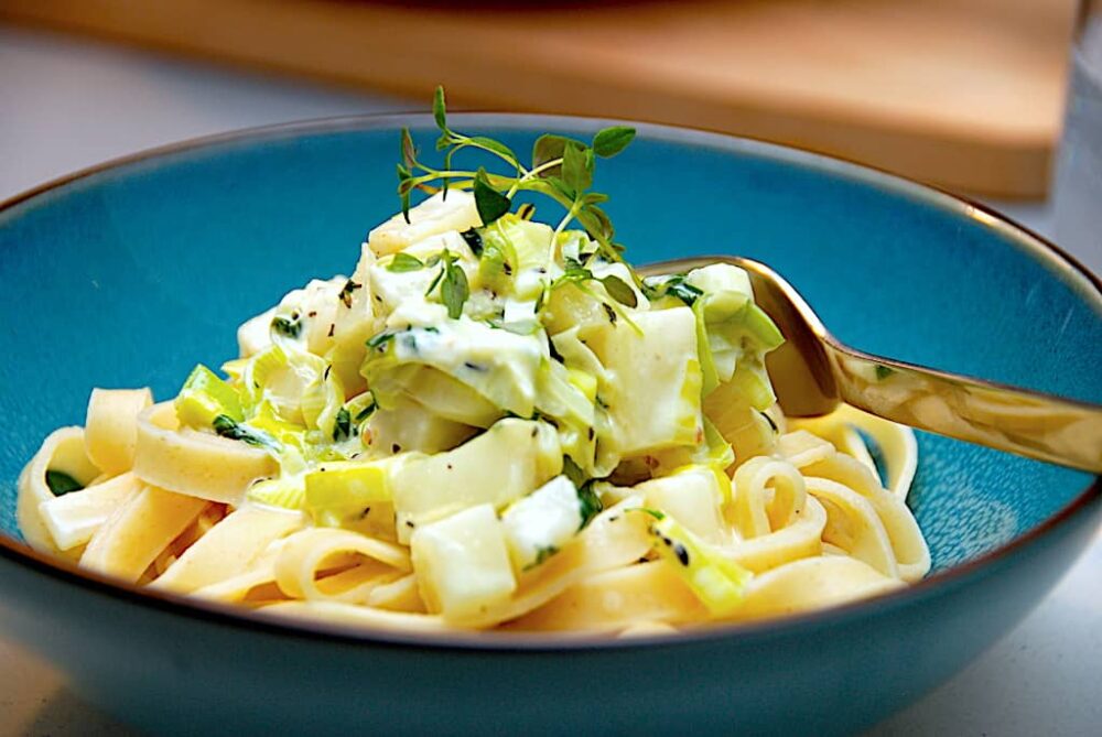 Pastasalat - den klassiske opskrift med sprød bacon