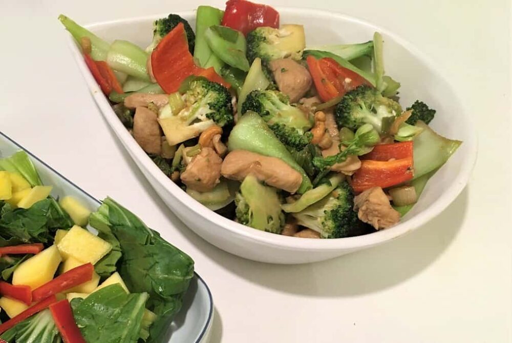 Stegte ris med kylling og grøntsager til wok eller pande