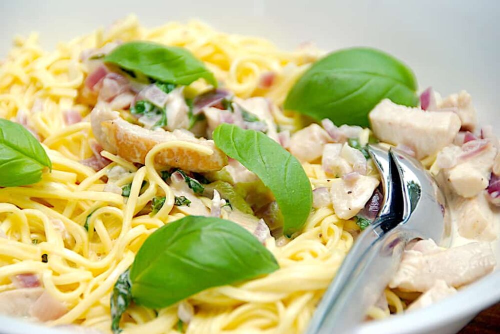 Pasta med kyllingekødboller i tomatsauce