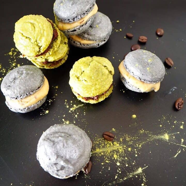 Macarons med matcha og kul - opskrift på smukke kager