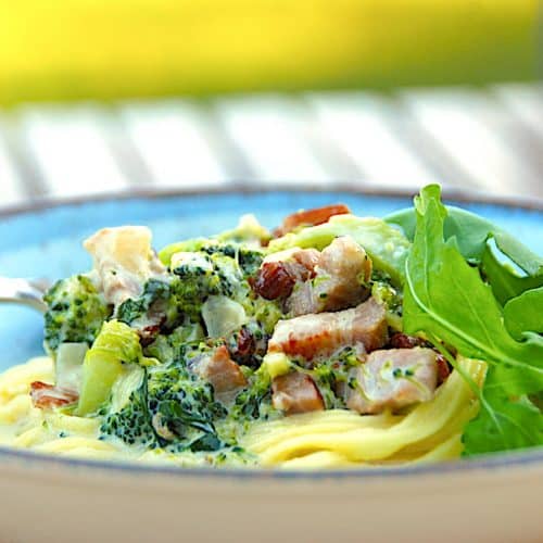 Nem pastaret med bacon og broccoli i flødesovs