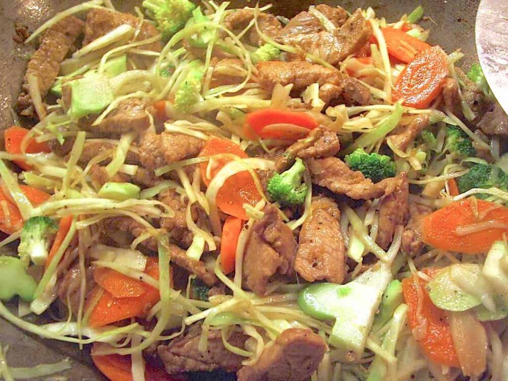 Stegte ris med kylling og grøntsager til wok eller pande