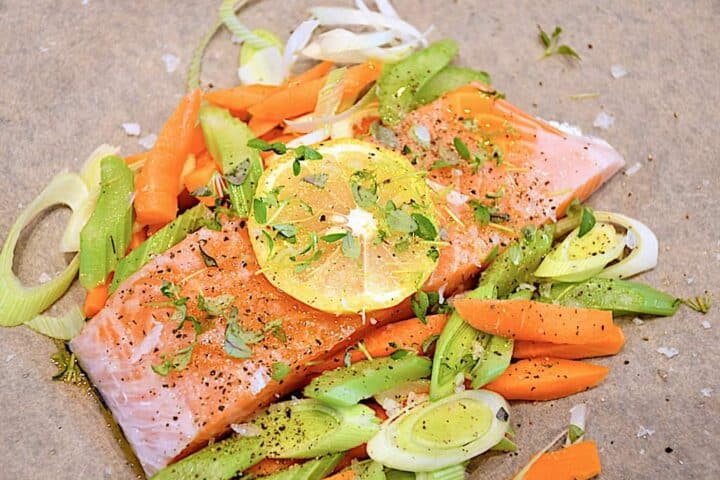 Gravad laks - Nem opskrift med hel lakseside - Madens Verden