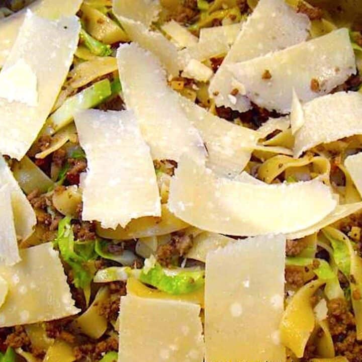 Pasta med parmesan, spidskål og oksekød
