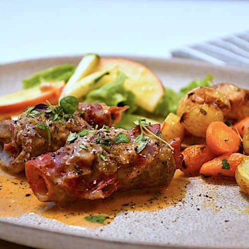 Oksekødsruller med bresaola, timian og sauce