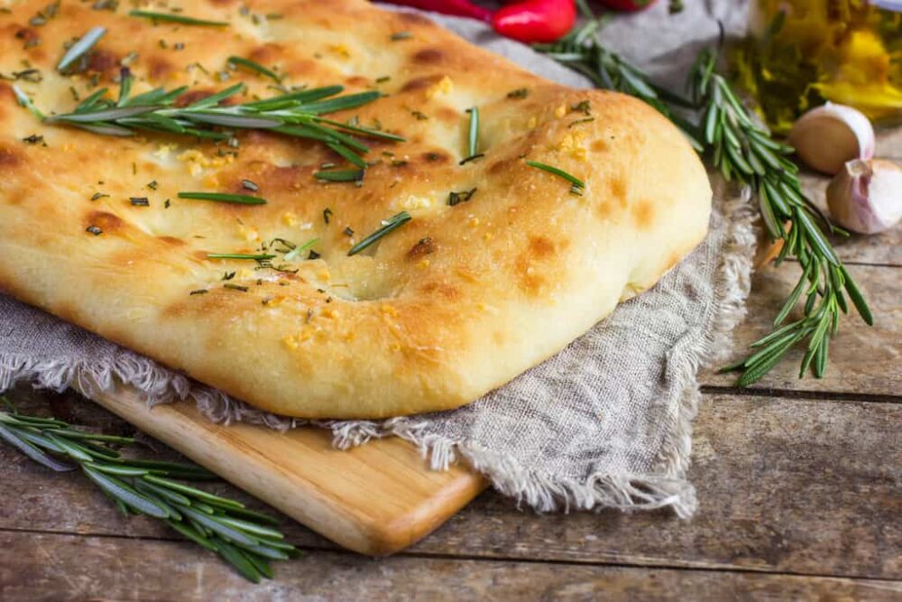 Italiensk focaccia brød med rosmarin og olivenolie - Madens Verden