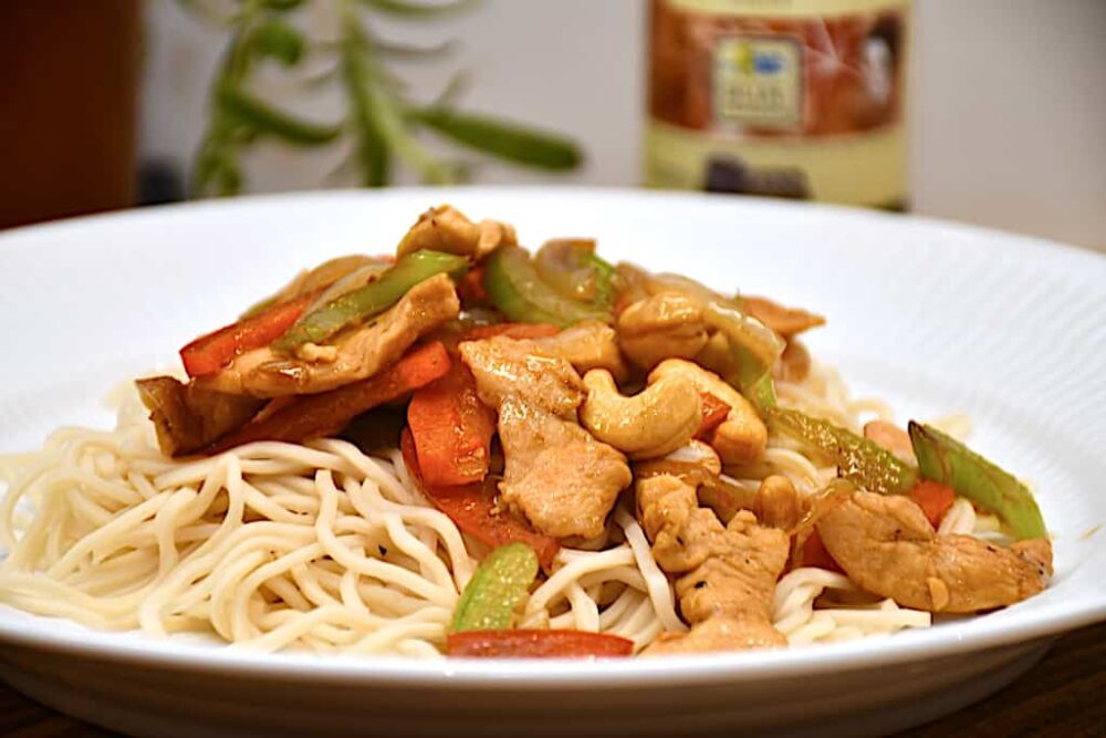 Nudler med oksekød, grønt, soja og hoisin sauce