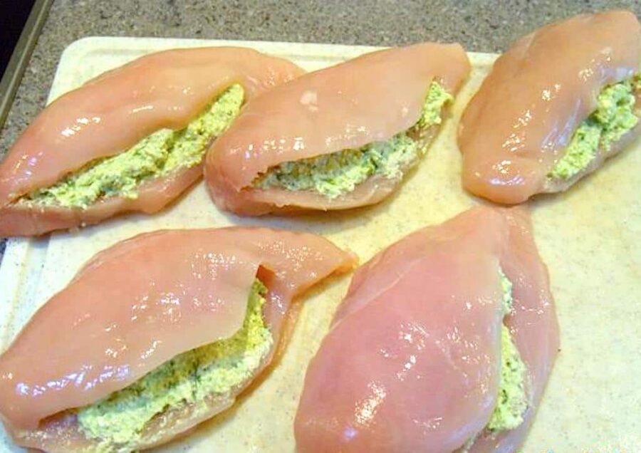 Kyllingefilet med italiensk fyld, citronkartofler og rødvinssauce ...