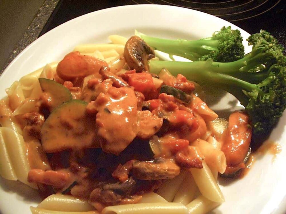 Pasta med kalkun, bacon og cocktailpølser