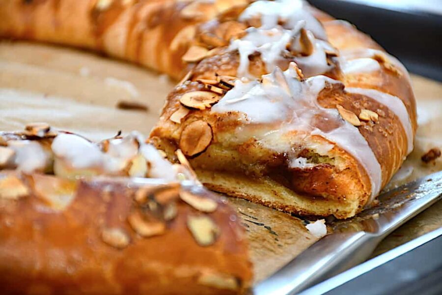 Cremesnitter med creme, remonce og sukkerstrygelse - Madens Verden