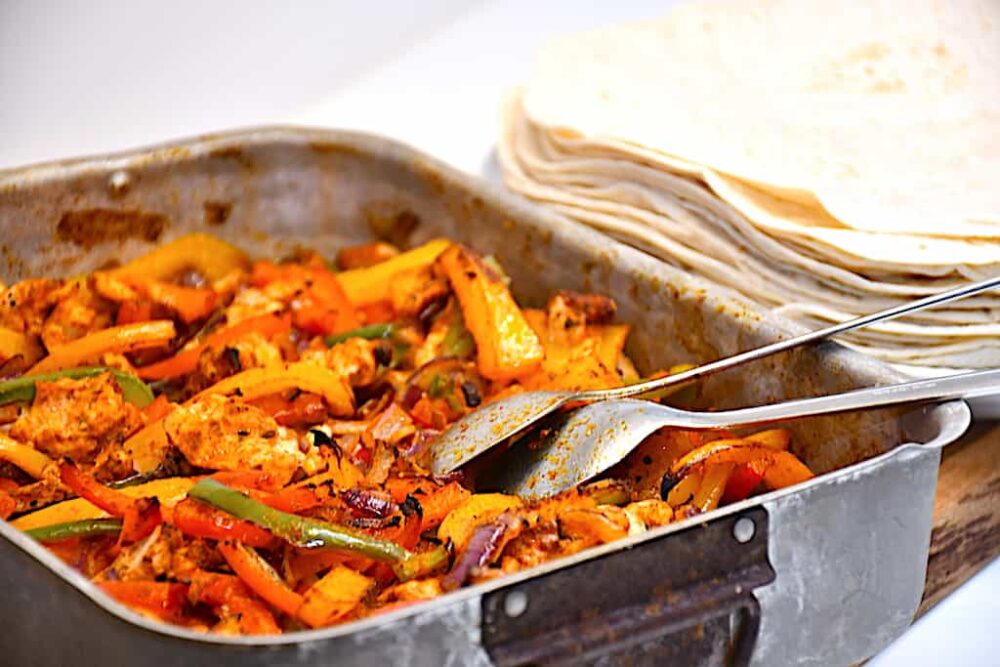 Fajitas med kylling og peberfrugt lavet i fad i ovn